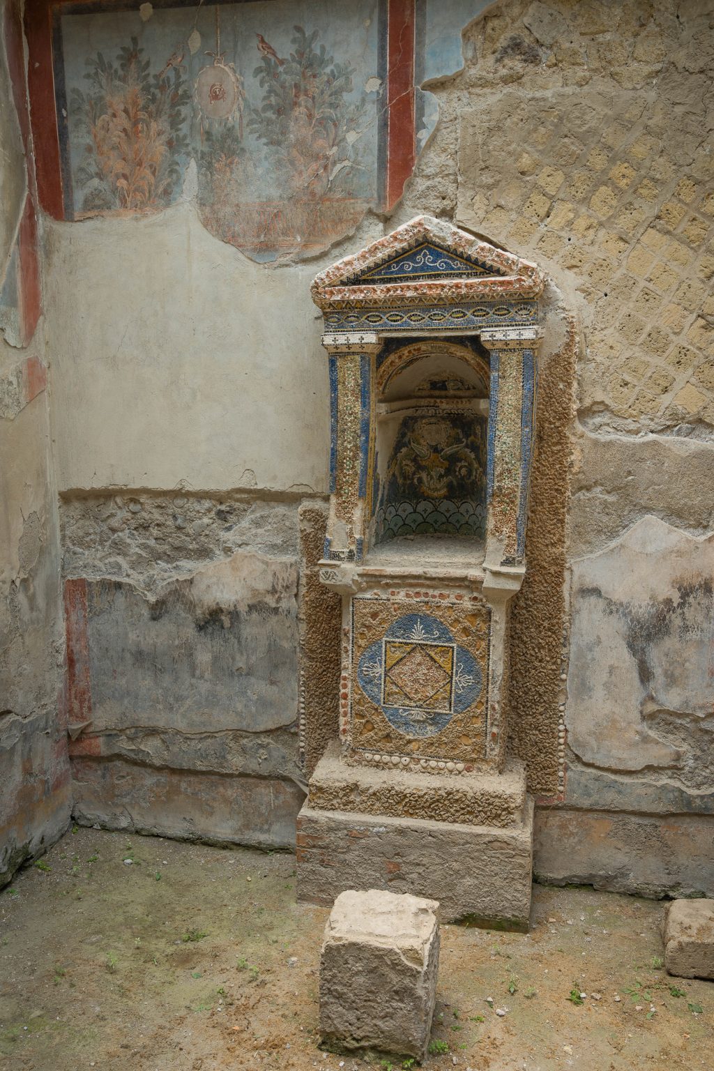 The skeleton house of Herculaneum · See Pompeii